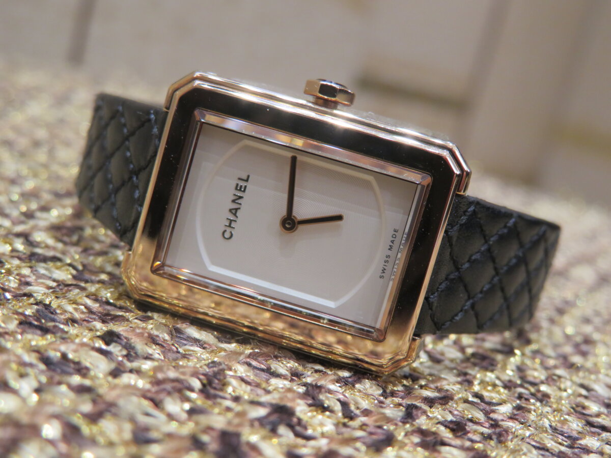 シャネル独自のベージュゴールドが肌に馴染む…。シャネル「ボーイフレンド」 ｜ oomiya 鹿児島店ブログ