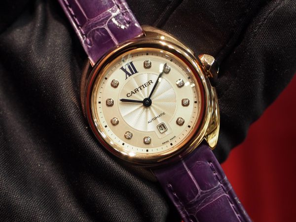 【カルティエ新作】”鍵”を意味するリューズの形…クレ ドゥ カルティエ ｜ oomiya 京都店ブログ