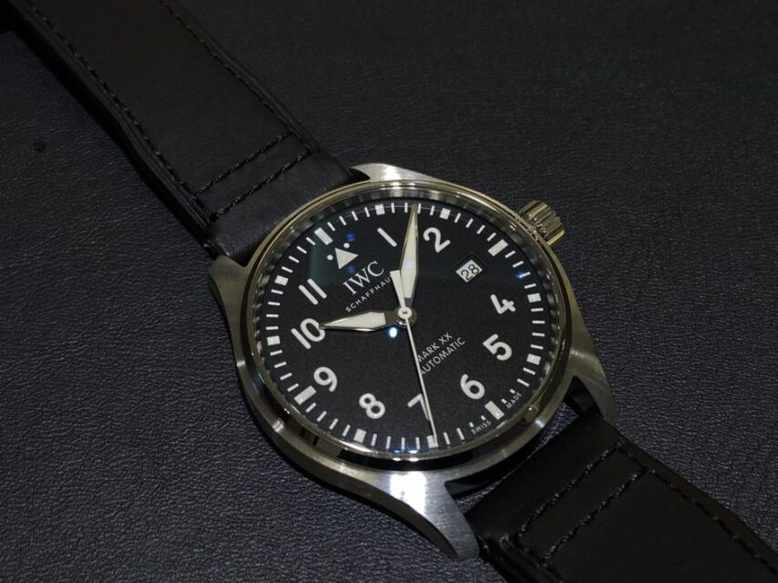 2022年新作 IWC パイロット・ウォッチ・マーク20 ブラック文字盤が入荷 実機レビュー！（IW328201）※店頭に並ぶのは初めてです ｜ oomiya 心斎橋店ブログ - 正規輸入時計専門店