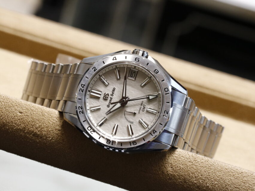 グランドセイコー 人気のエボリューション9 コレクションからGMT機能搭載モデル”SBGE285”をご紹介 ｜ oomiya 和歌山本店ブログ